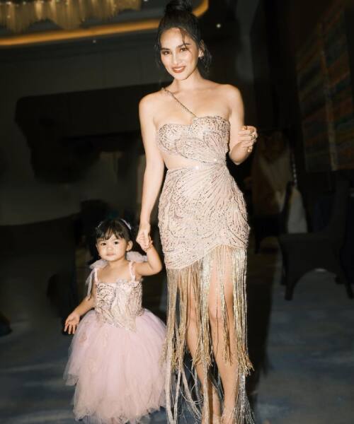LOOK: Elisse Joson And Felize's Iconic Mother-Daughter Runway Moment ...