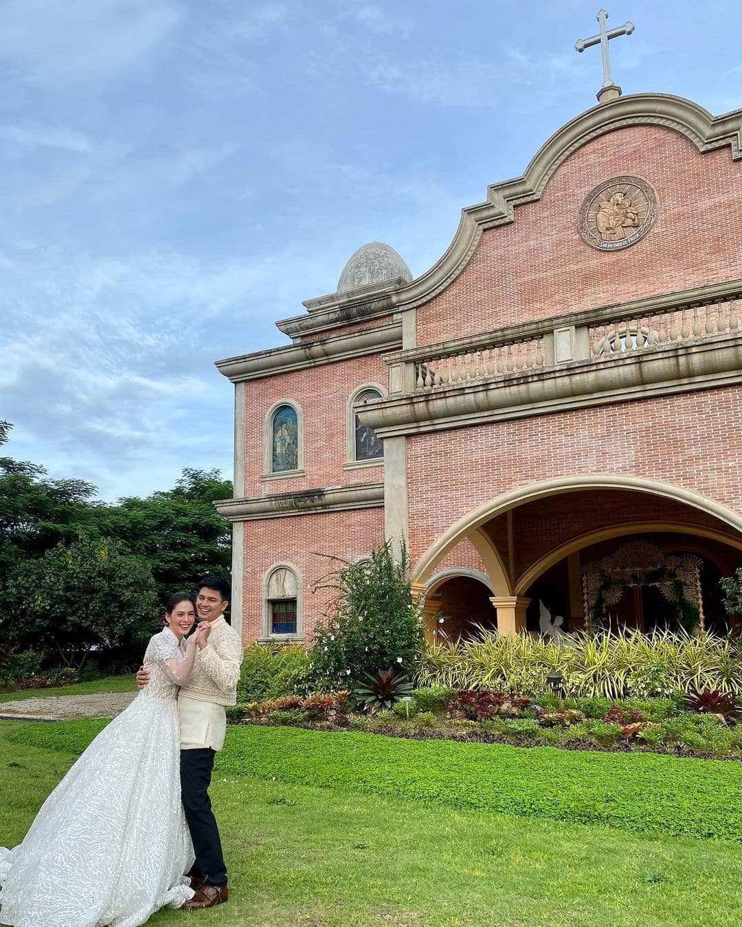 Scenes From Vickie Rushton And Jason Abalos' Elegant Batangas Wedding ...