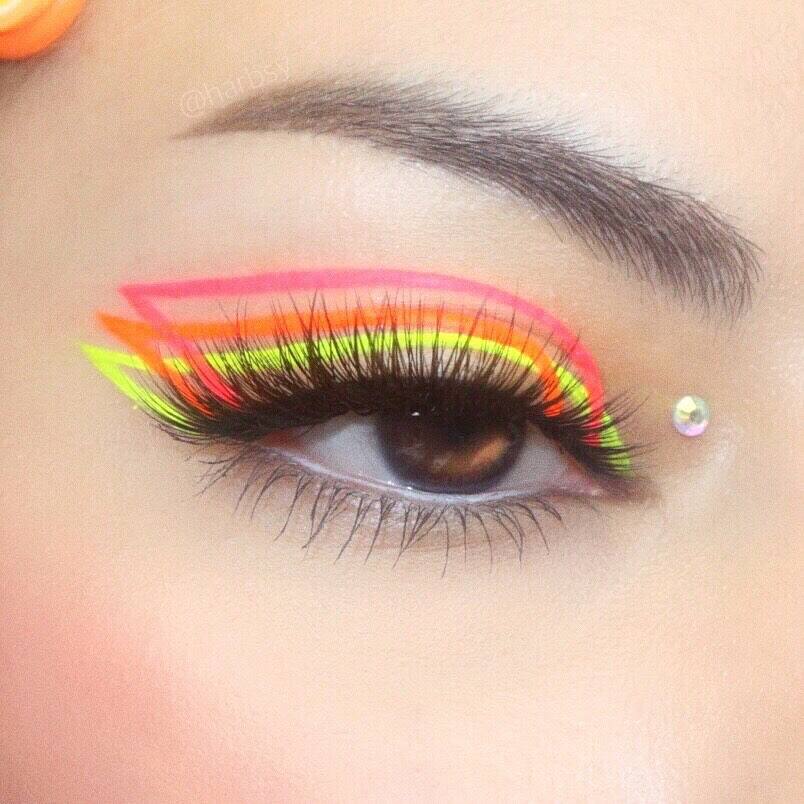 All The Hypnotizing Eye Makeup Looks By Makeup Artist Harbsy | Metro.Style