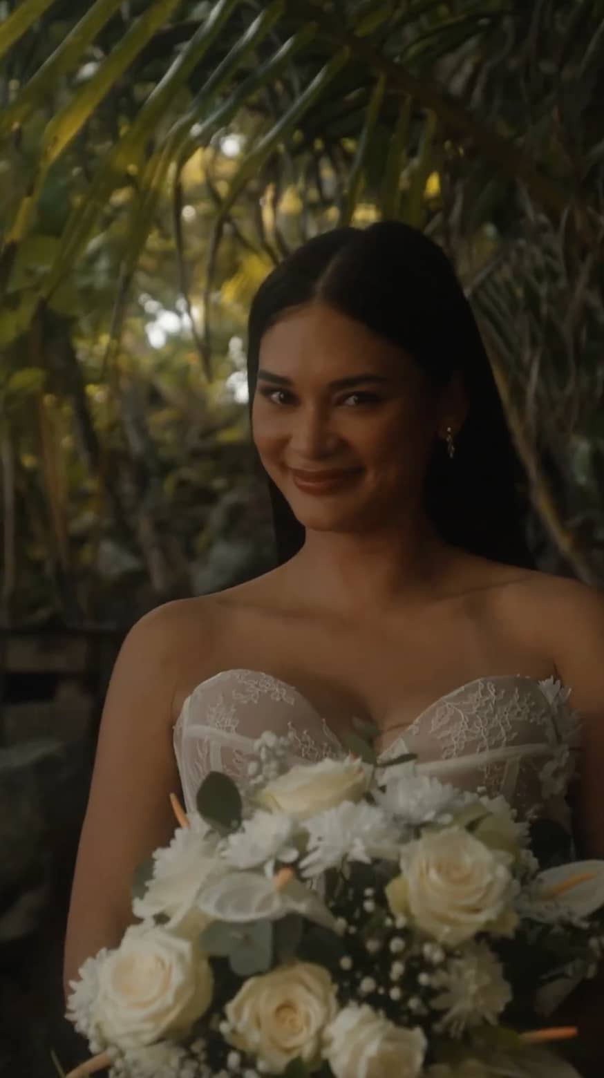 Scenes From Pia Wurtzbach and Jeremy Jauncey's Beach Wedding | Metro.Style