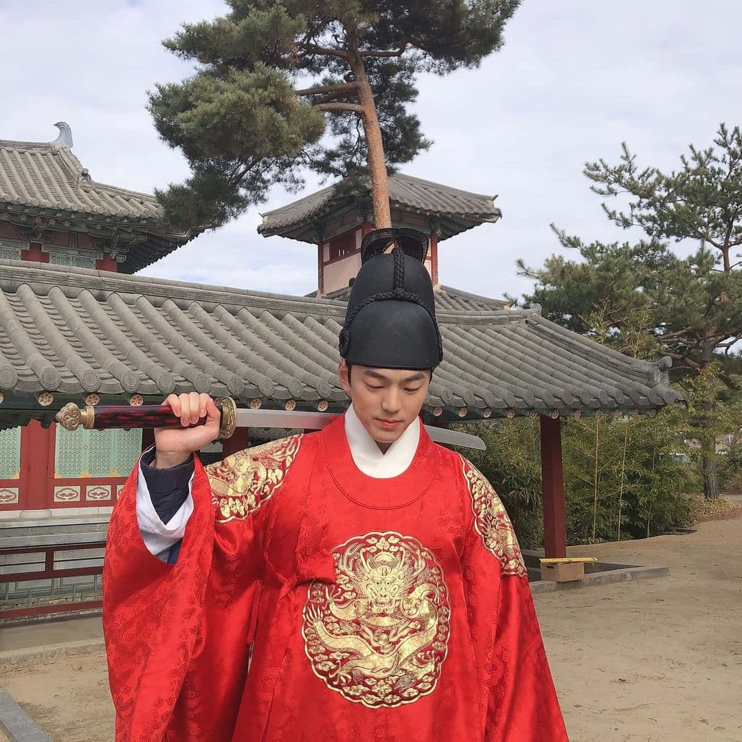 9 Fun Facts About “The Heavenly Idol” Kim Min-Gue | Metro.Style