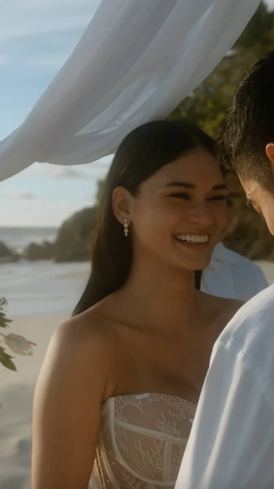 Scenes From Pia Wurtzbach and Jeremy Jauncey's Beach Wedding | Metro.Style