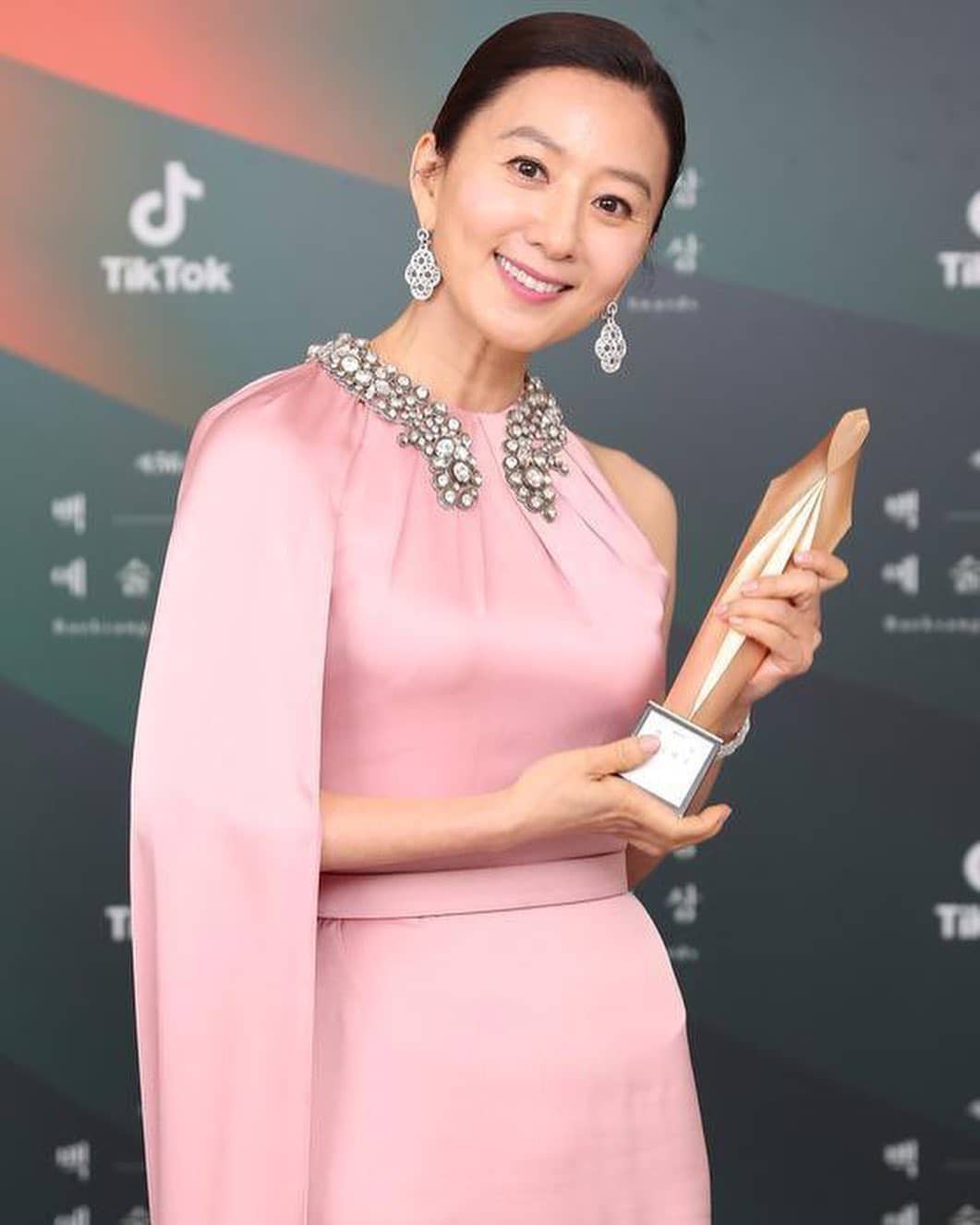 Everything You Need To Know About Kim Hee-Ae's Winning Red Carpet Look ...