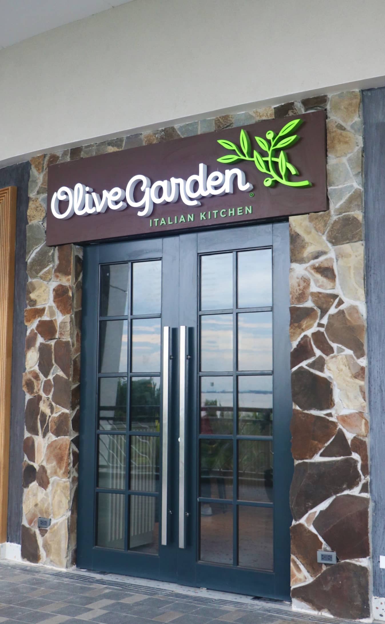 FIRST LOOK: Olive Garden Opens 1st Branch In Manila | Metro.Style